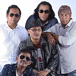 Bunga Emas (Best Audio) - Song Lyrics and Music by Iklim arranged by ...